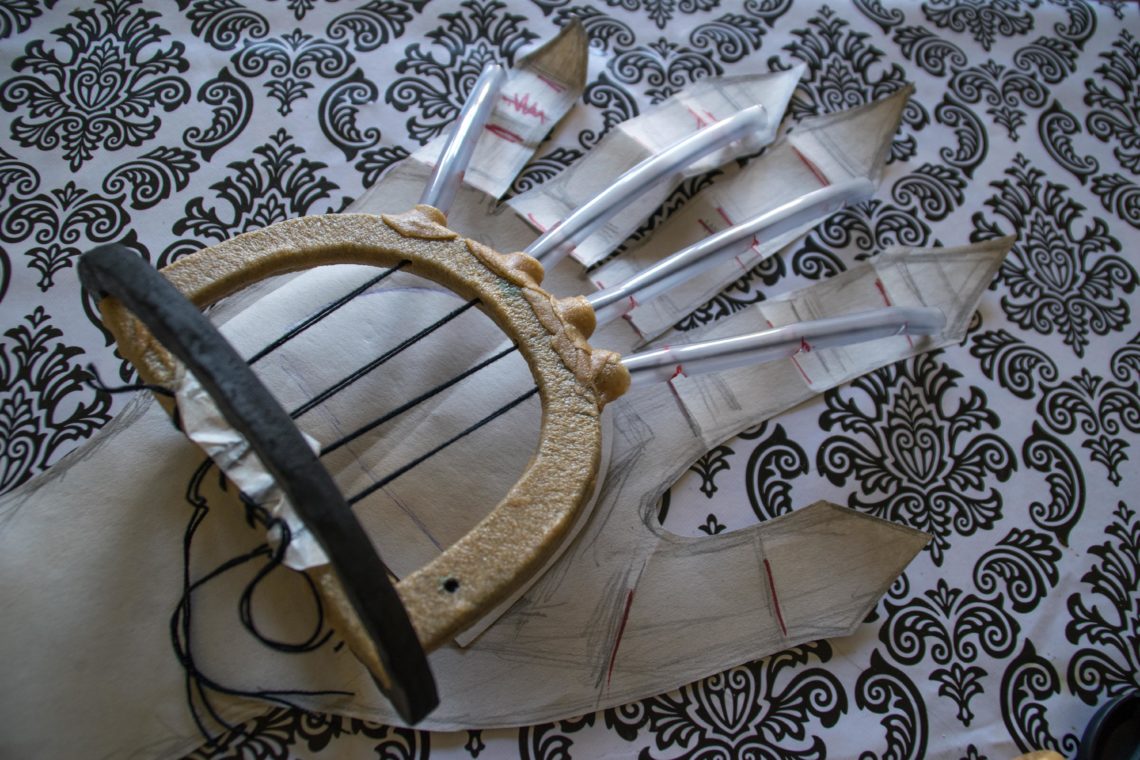 How to make a giant hand that moves - Alice in Cosplayland