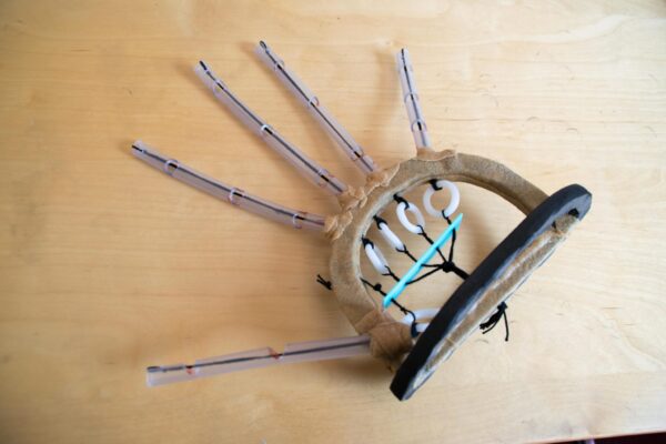 How to make a giant hand that moves - Alice in Cosplayland