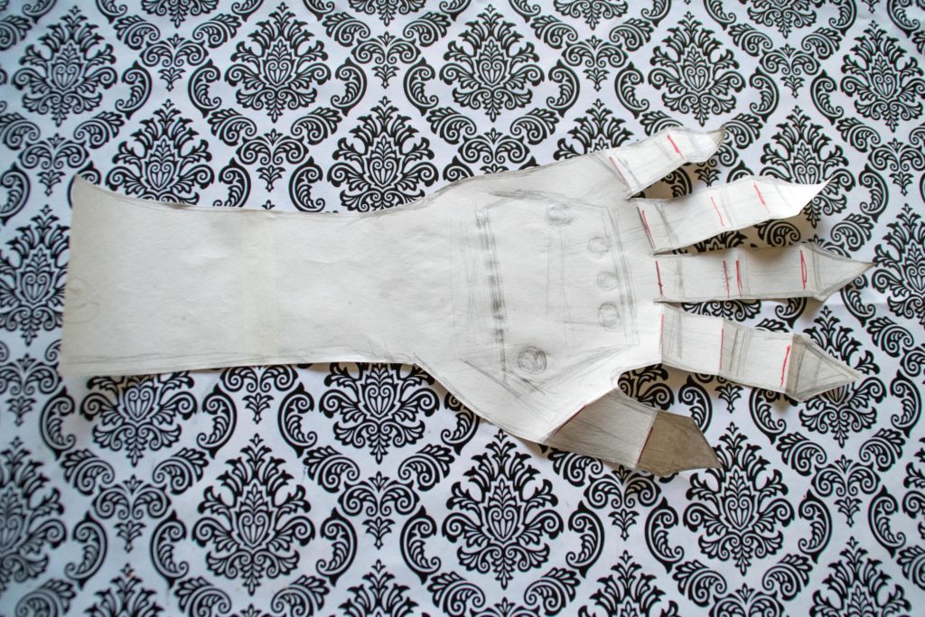 How to make a giant hand that moves - Alice in Cosplayland