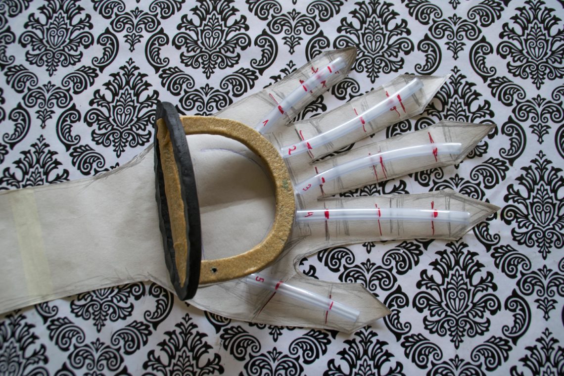 How to make a giant hand that moves - Alice in Cosplayland