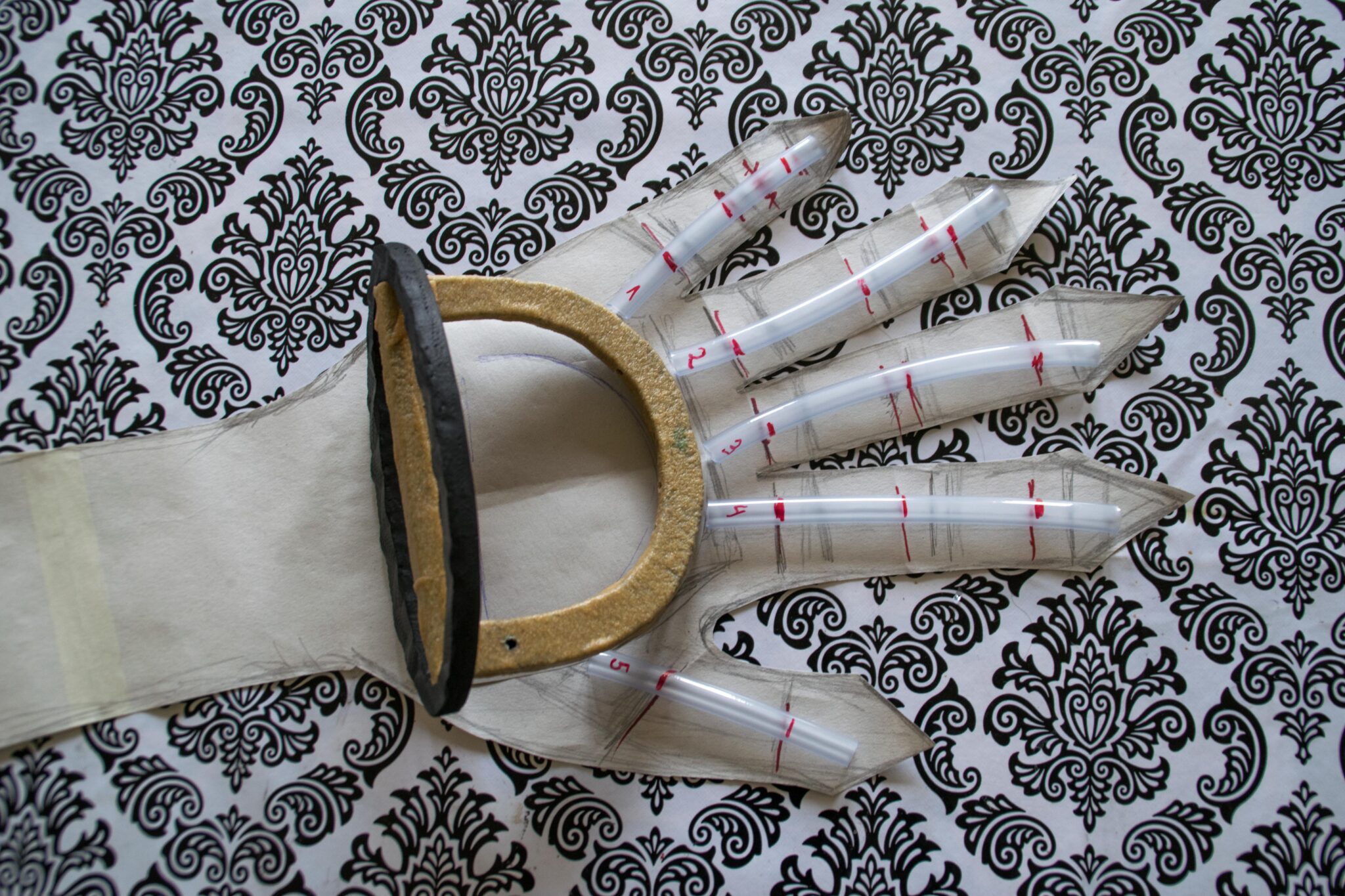 How to make a giant hand that moves - Alice in Cosplayland