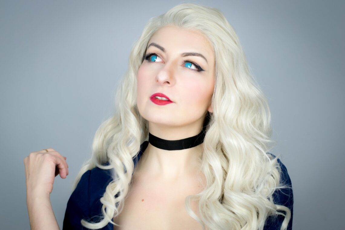 How to choose contacts for cosplay - Alice in Cosplayland
